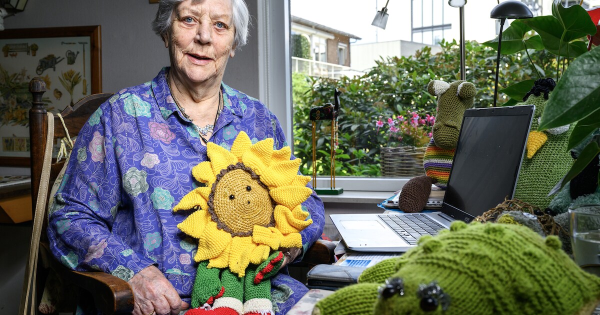 Bettie (89) uit Zevenbergen koopt haar kleding online en scrolt tussen ...