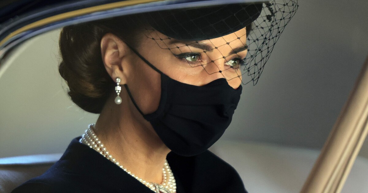 Warm moment op koele dag: Kate troostte prins Charles met kus op wang ...