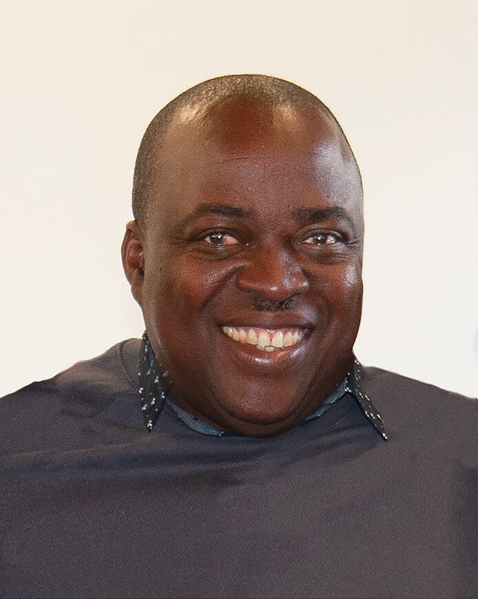 Kunstenaar Marcel Pinas maakt van Club Solo tijdelijk een naaiatelier ...