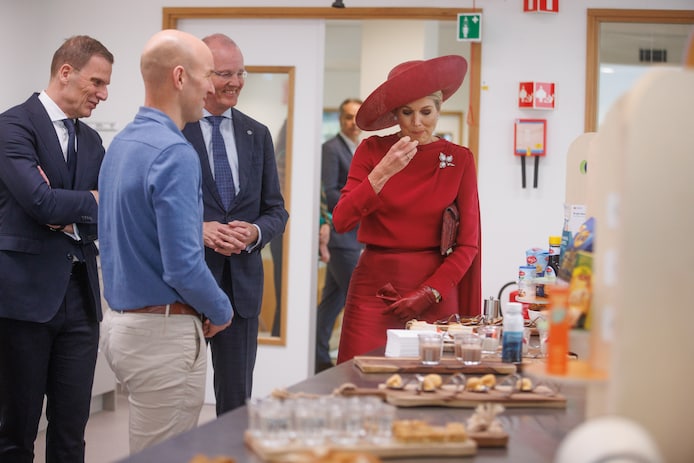 Máxima op bezoek in Dinteloord waar de medewerkers met de neus tegen ...