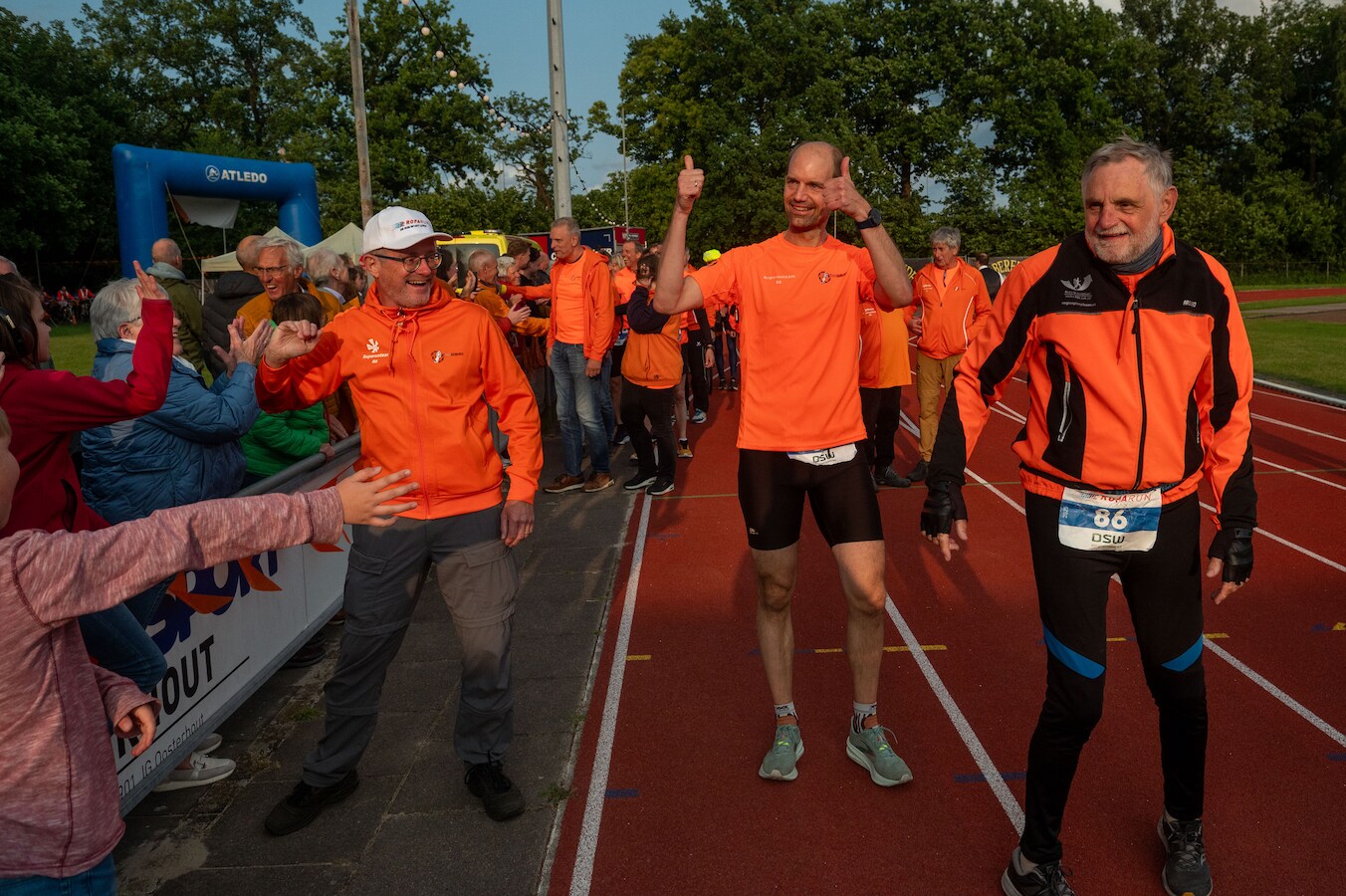 ‘Mijn beste maat zit daar tussen’, zegt Anton (73) wanneer hij doek met ...