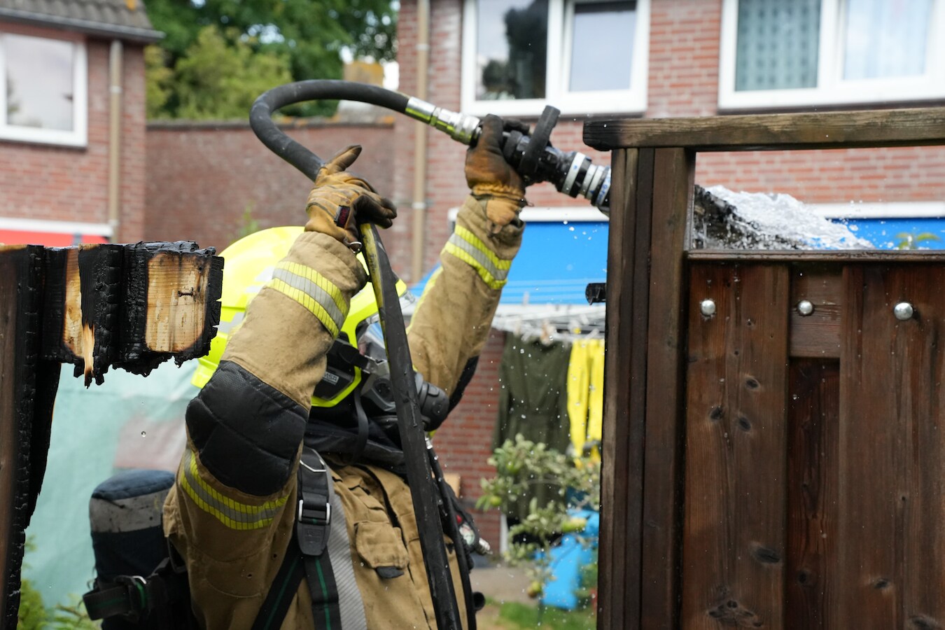 Schutting vat vlam tijdens middagje onkruidbranden | Foto | bndestem.nl