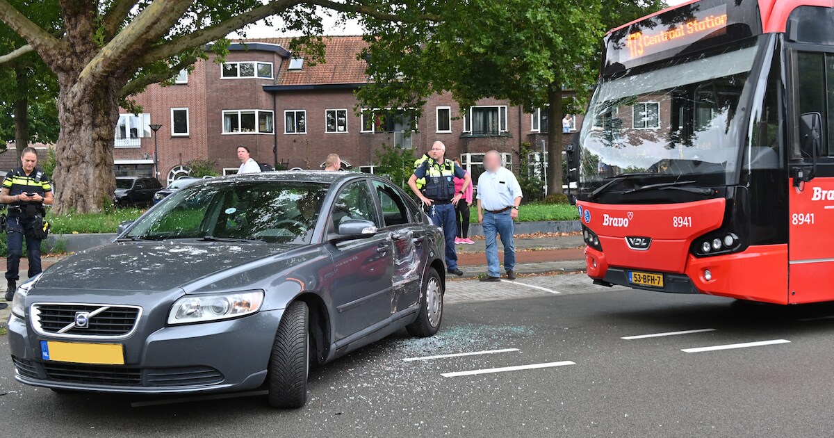 Auto rijdt weg uit parkeervak en ziet stadsbus over het hoofd in Breda ...