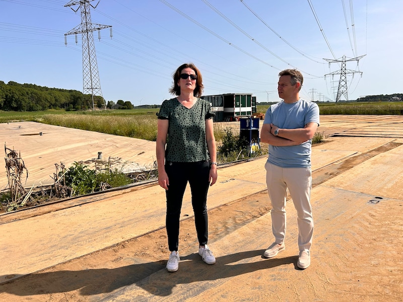 Staatssecretaris Jo-Annes de Bat spreekt met bewoners in onzeker ...
