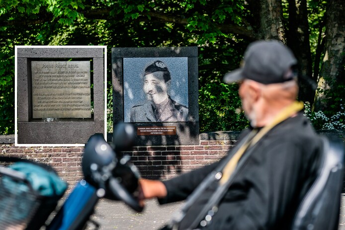 Opnieuw verdween de plaquette van John Frost in Arnhem, dit keer drukte ...