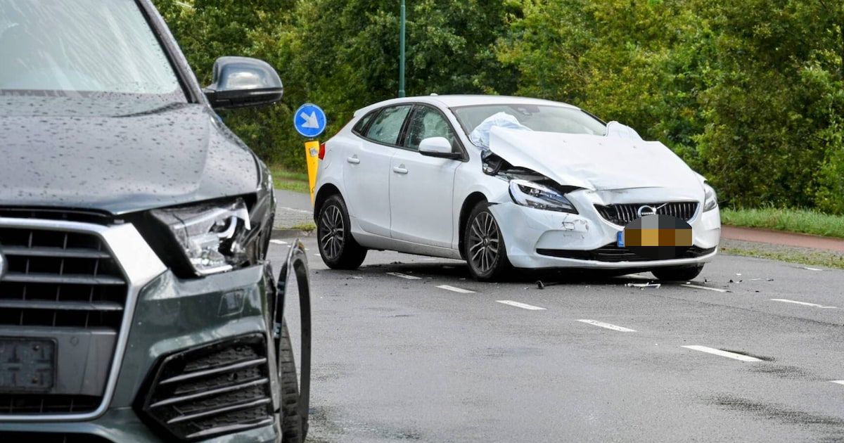 Twee auto's fors beschadigd bij botsing in Bavel | 112 nieuws Breda | bndestem.nl