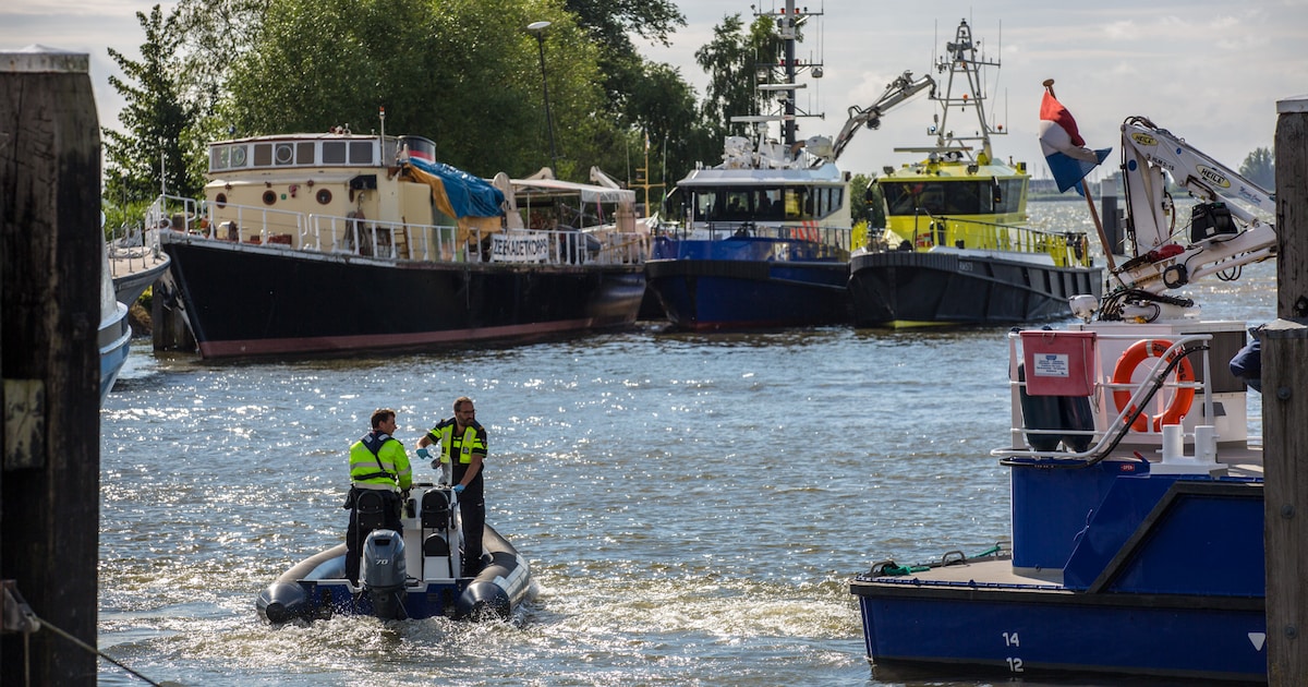 Man ernstig gewond als hij van schip valt in haven Moerdijk | Moerdijk ...