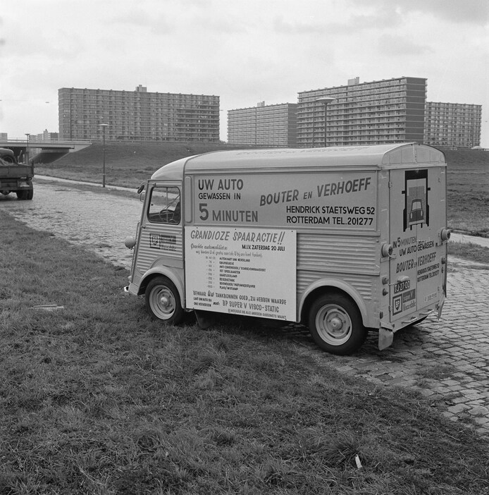 Van reclamewagentje voor eerste tankstation in de buurt naar rollende ...
