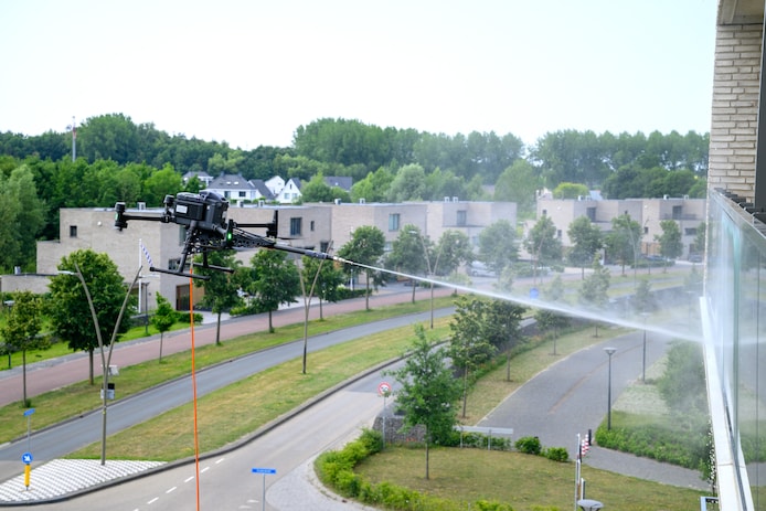 Ramen wassen zonder hoogwerker? In Bergen op Zoom doet een drone al het ...