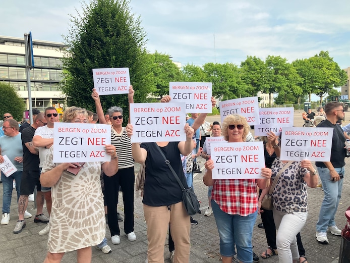 Anti-azc protest in Bergen op Zoom, demonstranten gaan stadhuis binnen ...