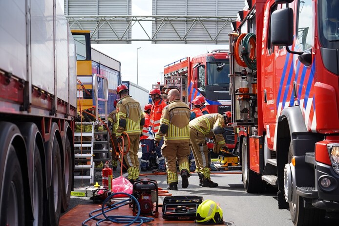Beknelde chauffeur uit vrachtwagen gehaald bij ernstig ongeval op de A59 bij Raamsdonksveer ...