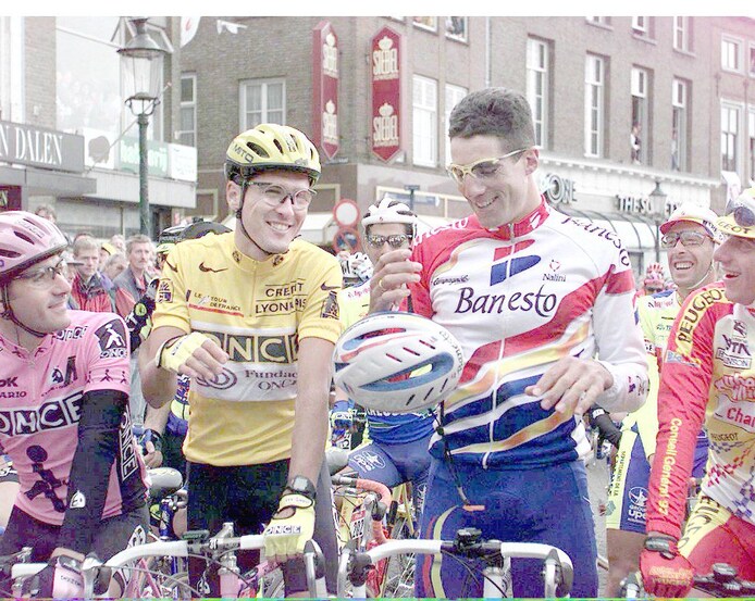 In het wiel van Alex Zülle tijdens de twaalfde Koos Moerenhout Classic ...