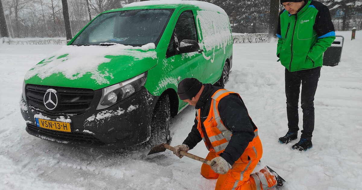 Moderne elektrische auto vast in de sneeuw, Wally zucht: ‘Die dingen ...
