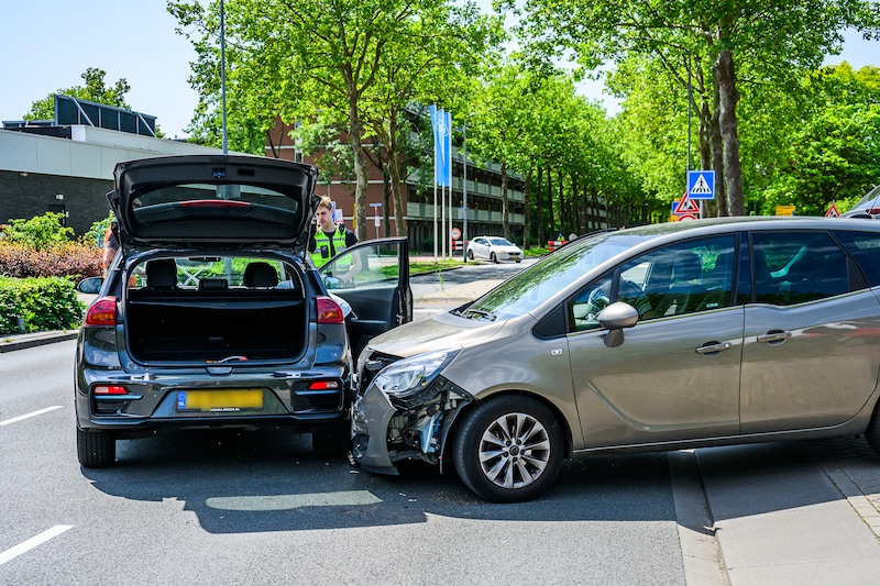 Botsing tussen twee auto’s in Breda, flinke schade | Regio | BN DeStem.nl