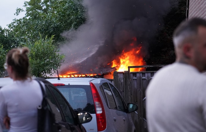 Zwarte rookwolken boven Gilze door brand, schuurtje brandt volledig uit ...