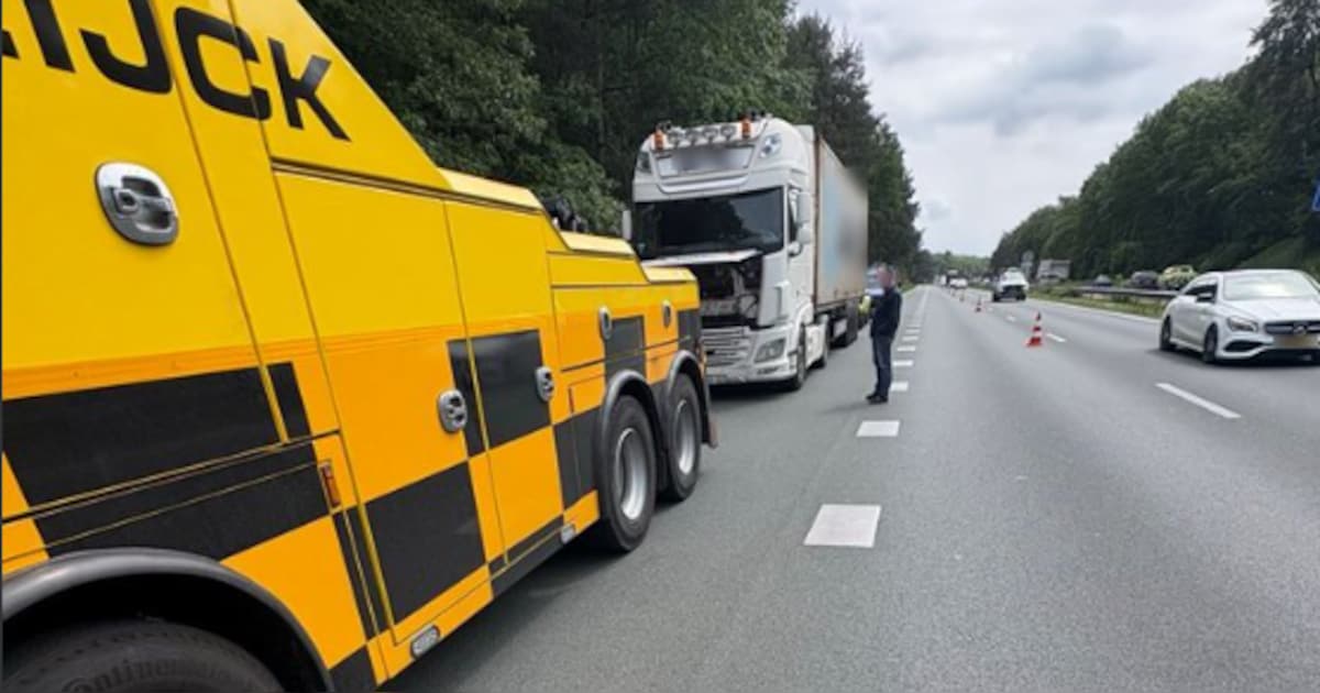 Vrachtwagen komt stil te staan met pech op A4 bij Bergen op Zoom-Zuid ...