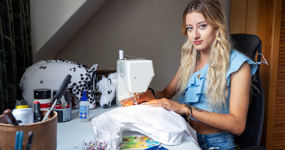Tara (19) uit Zundert maakt hobbyhorses: ‘Mond moet open kunnen voor ...
