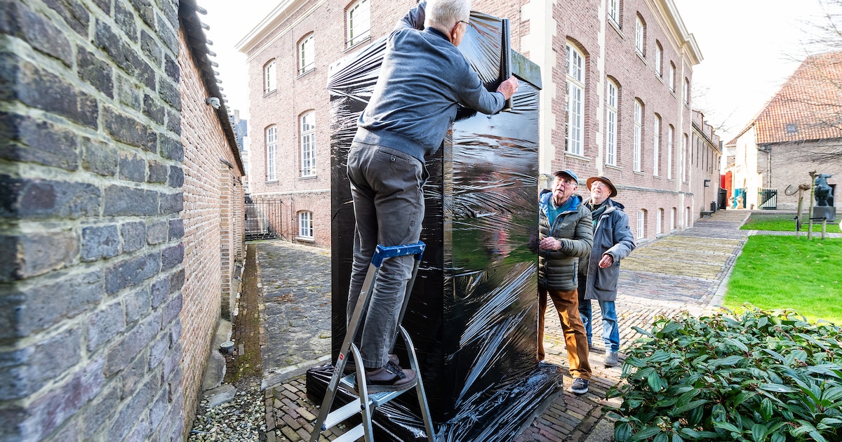 Wegrottend kunstwerk uit protest in zwart plastic verpakt: ‘Gemeente ...