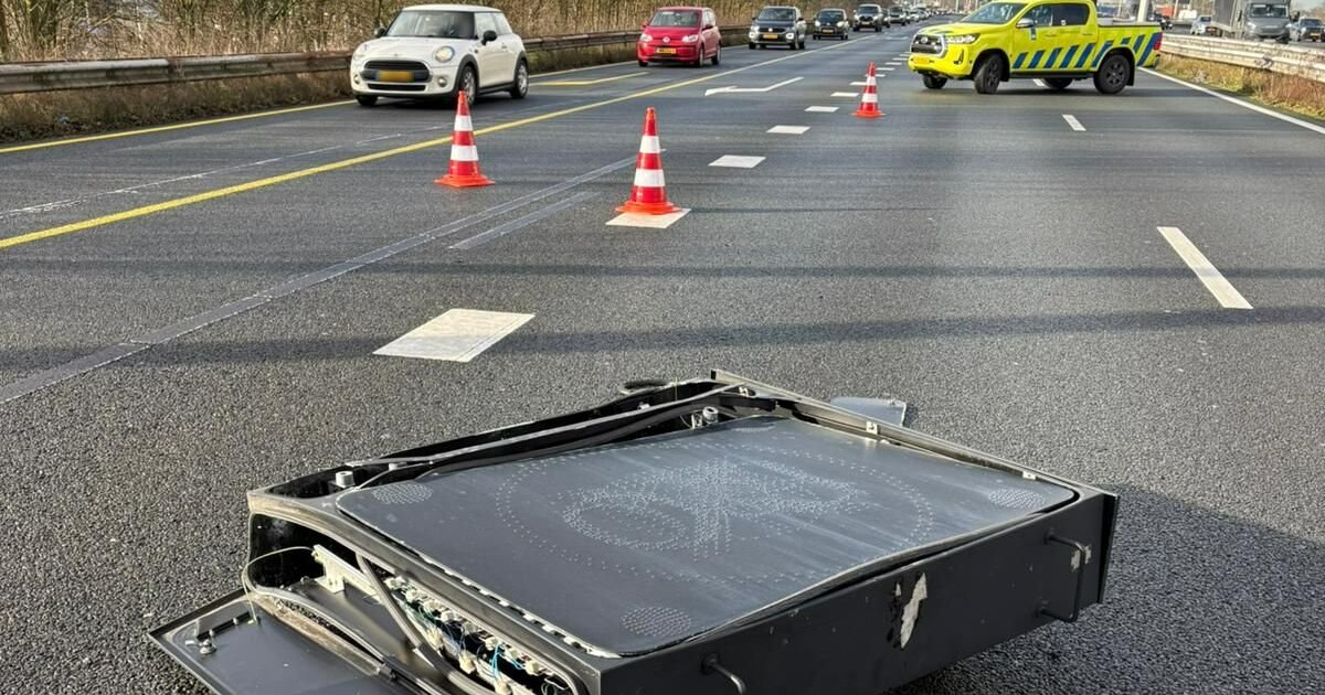 Automobilisten mogen van geluk spreken: afgebroken matrixbord klettert ...
