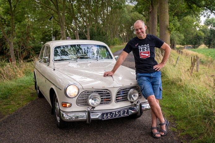 Peter reed met zijn Volvo Amazon 80 kilometer per uur in zijn garage ...