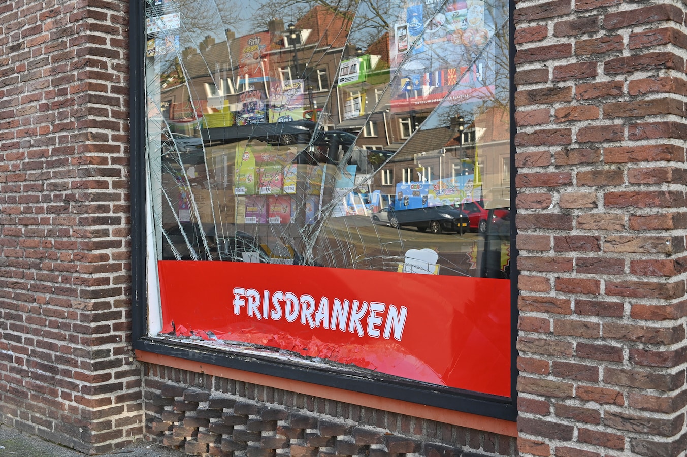 Oudere bestuurder belandt met auto tegen gevel van winkel in Breda ...