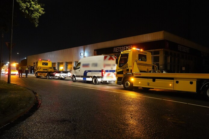 Noodweer in Breda zorgt voor ravage: auto’s knallen tegen losgekomen ...