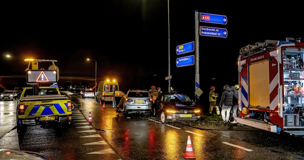 Automobilist raakt gewond bij botsing in Wagenberg, voertuigen flink ...