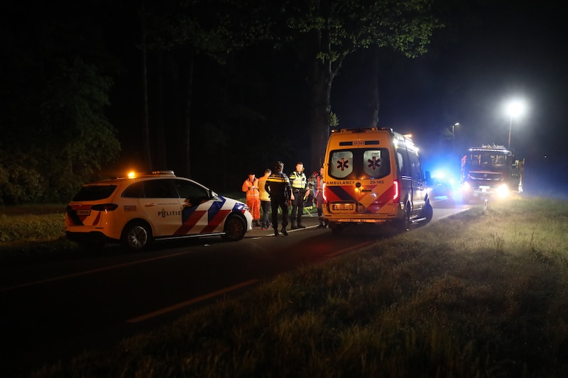 Bestuurder naar ziekenhuis na klap tegen boom bij Putte | Regio | BN ...