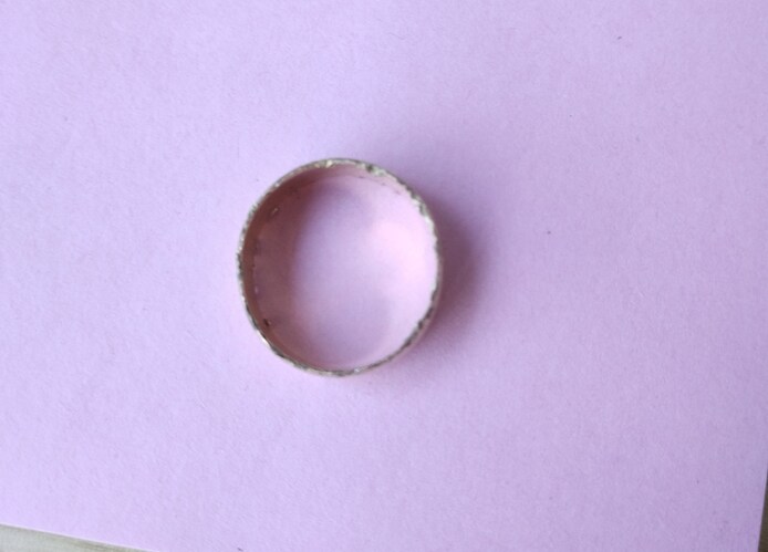 Spulletjes voor kantklossen, een zeilboot en een kinderwagen in goede ...