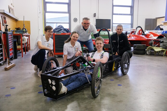 Ilse, Stan en Ruben bouwen hun eigen energiezuinige kart, waarmee ze ...