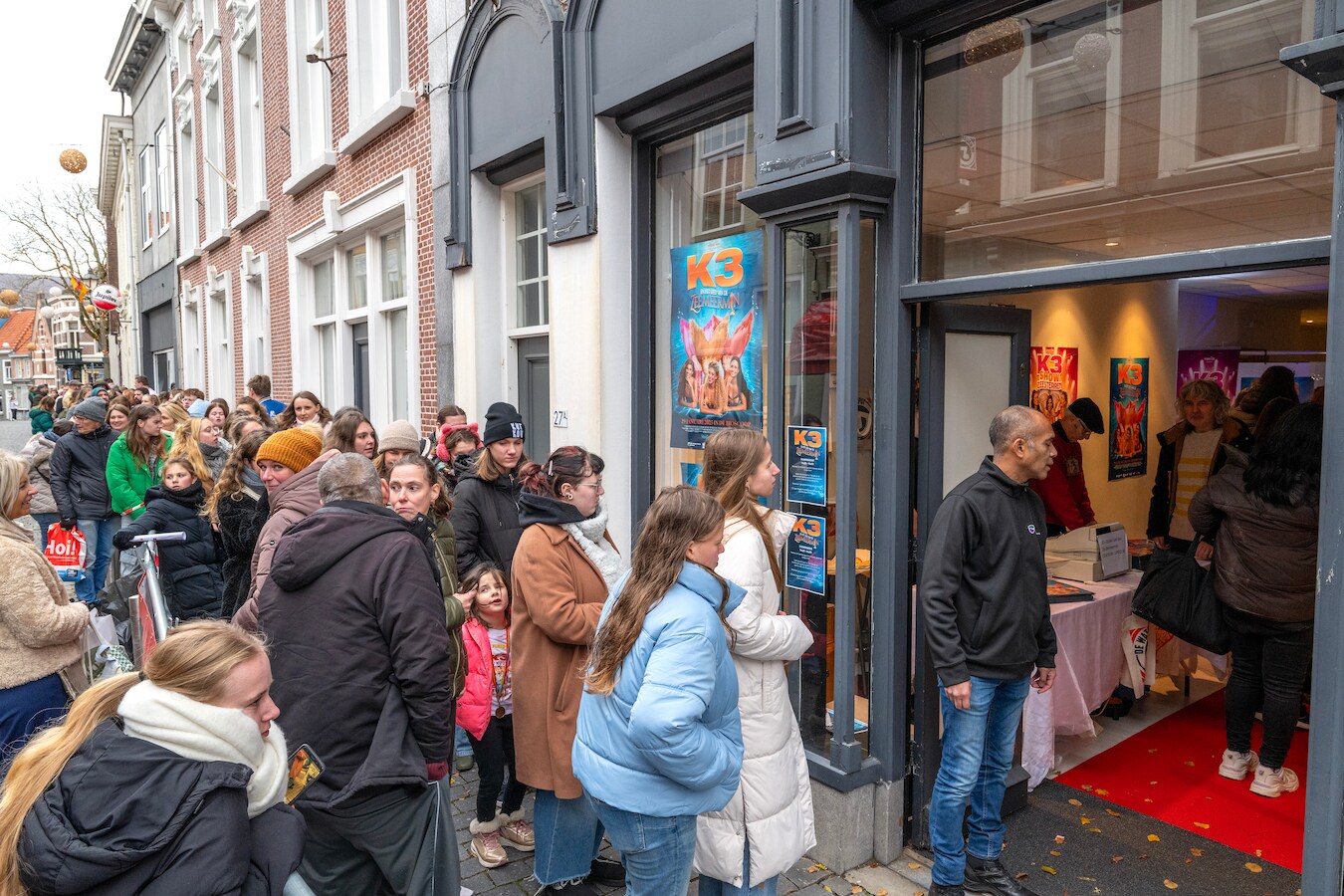 Deze fans wachtten urenlang in de kou voor een handtekening en het ...