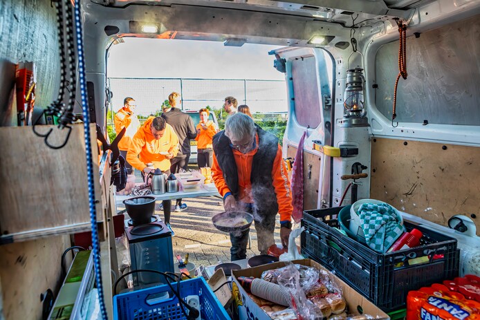 Sporters dragen bevrijdingsvuur 128 kilometer naar Oudenbosch: ‘Ik heb ...