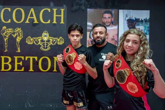 Xyliana en Rayhan (allebei 13) mikken op goud bij WK kickboksen: ‘Ik ...