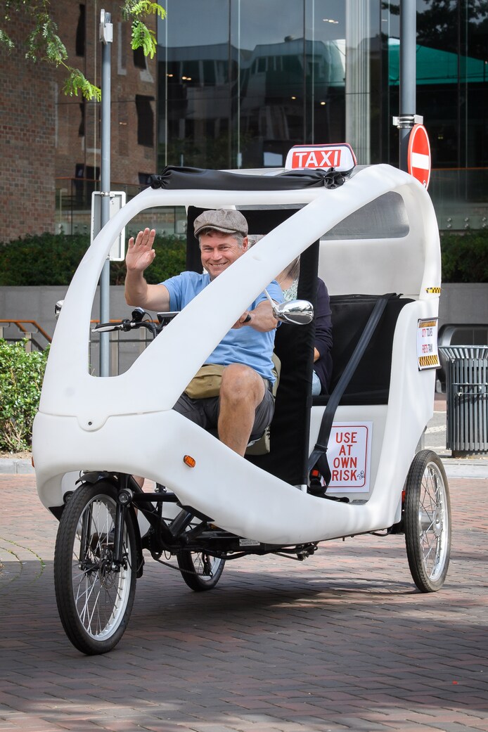 In zijn fietstaxi vertelt Theo verhalen over de vuurtoren van Breda en ...
