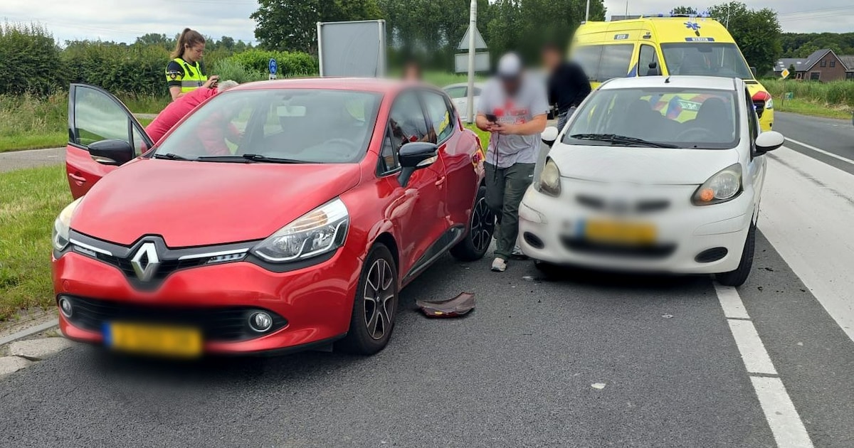 Gewonde door botsing met twee auto's in Beek en Donk, wieldop en stuk bumper op de weg | Brabant ...
