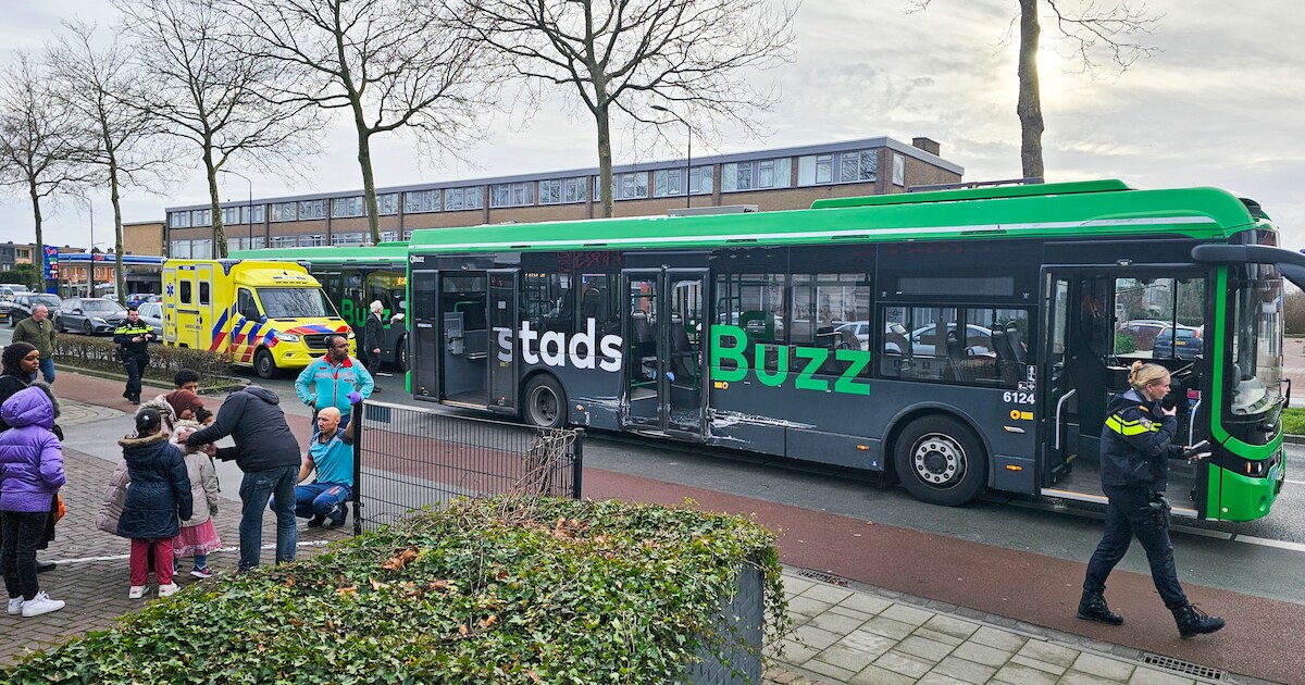 Auto met aanhanger knalt met flinke vaart achteruit op stadsbus ...