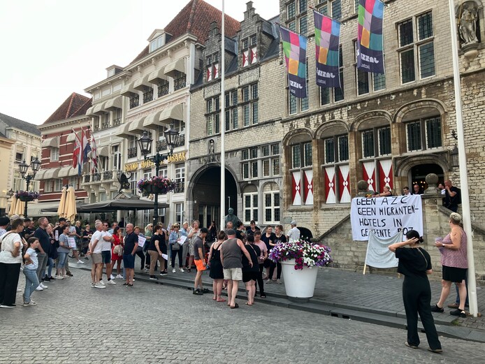 Anti-azc protest in Bergen op Zoom, demonstranten gaan stadhuis binnen ...