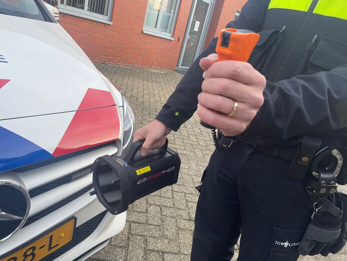 Nieuwe truc van politie Roosendaal: relschoppers besproeien met UV ...