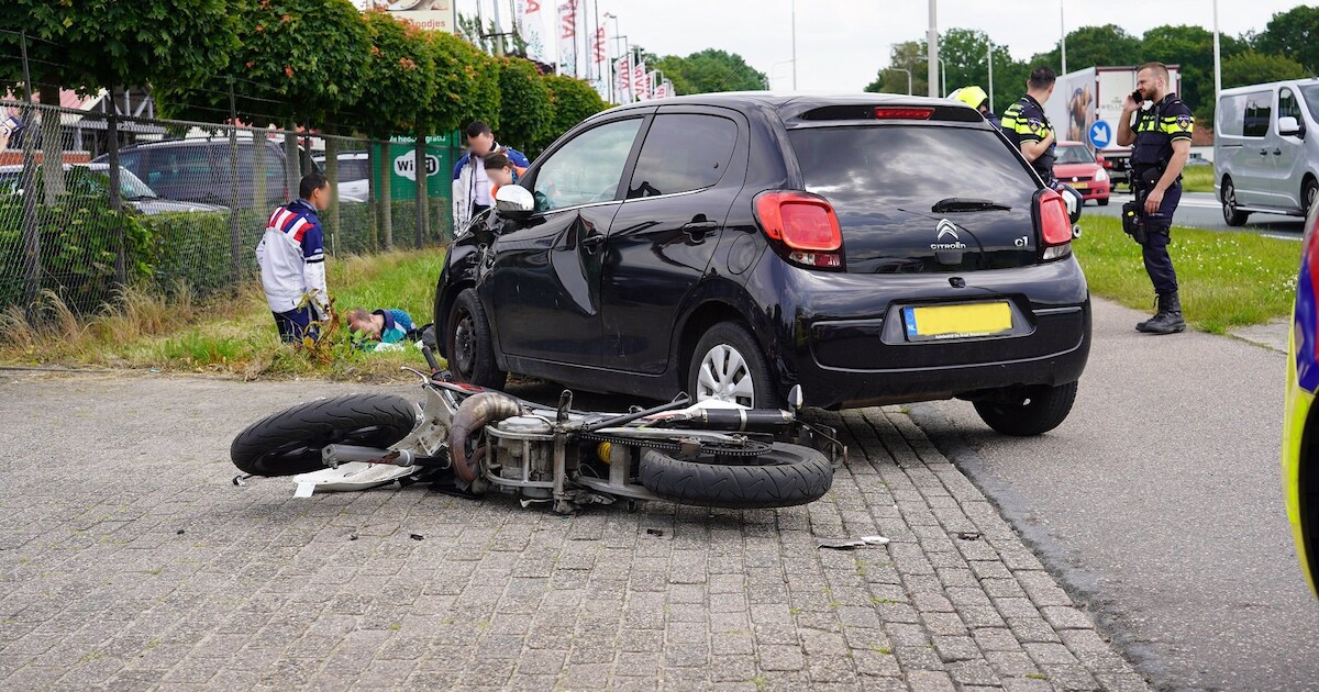 Brommer aangereden door auto in Leeuwarden: een persoon gewond naar het ...