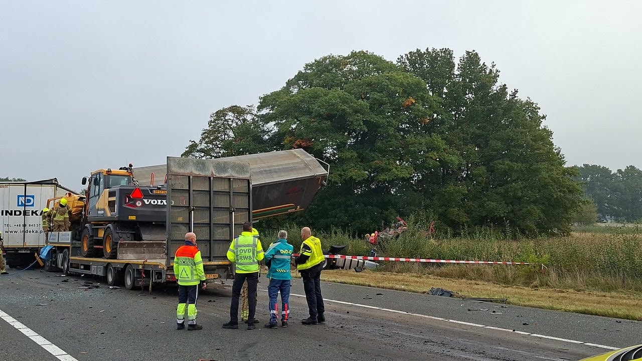 Persoon om het leven gekomen bij ongeluk met vier vrachtwagens op A73 ...