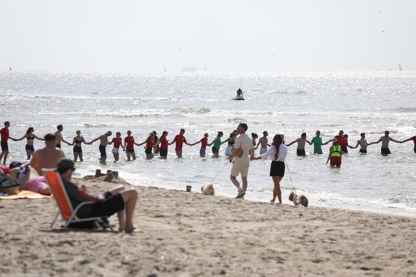 Badgasten in Kijkduin in shock: ‘Het is heel raar, terwijl wij hier ...