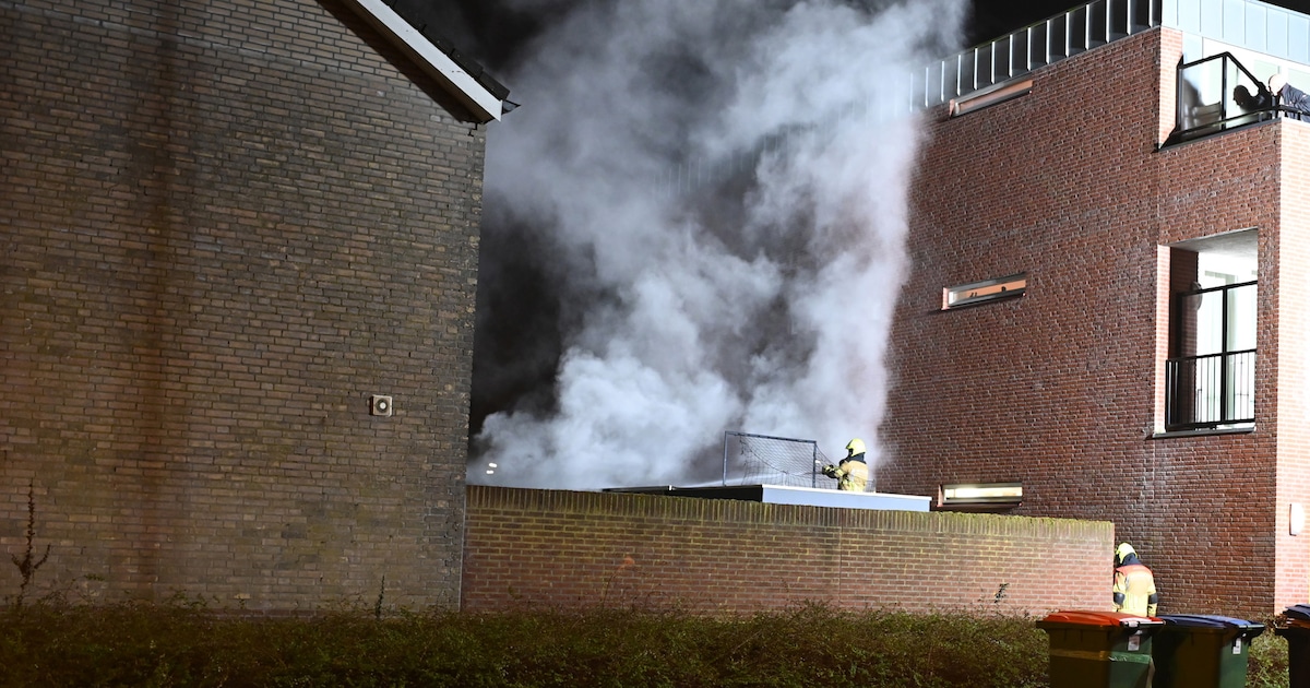 Veel rook bij schuurbrand in Breda, brandweer sluit straat af en haalt ...
