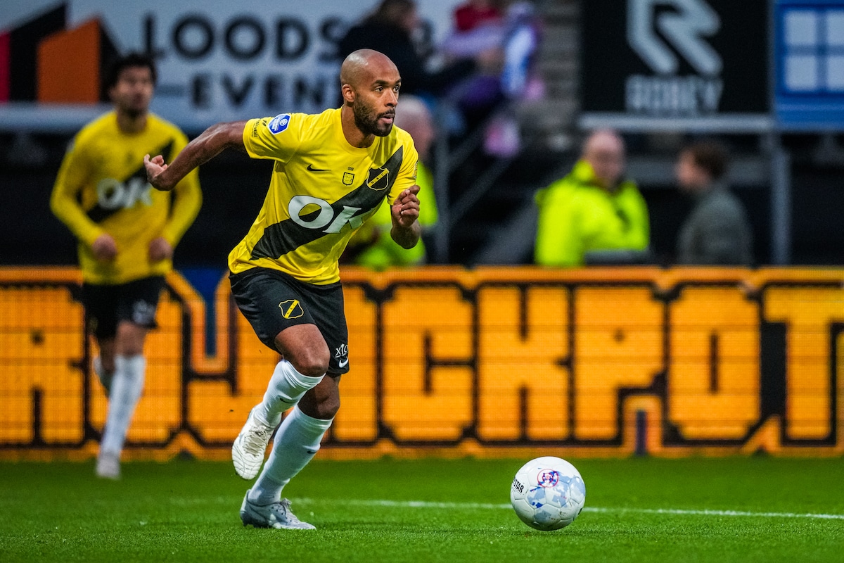 Van halfjaar zonder club naar oudste debuterende veldspeler in de ...