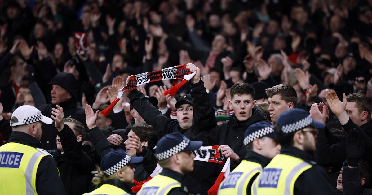 Britse media lovend over PSV-supporters die show stelen bij Arsenal én ...