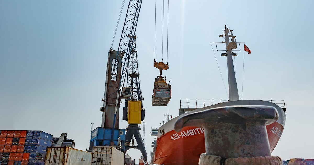 Port of Moerdijk in haar nopjes met wekelijkse kustvaart-verbinding ...