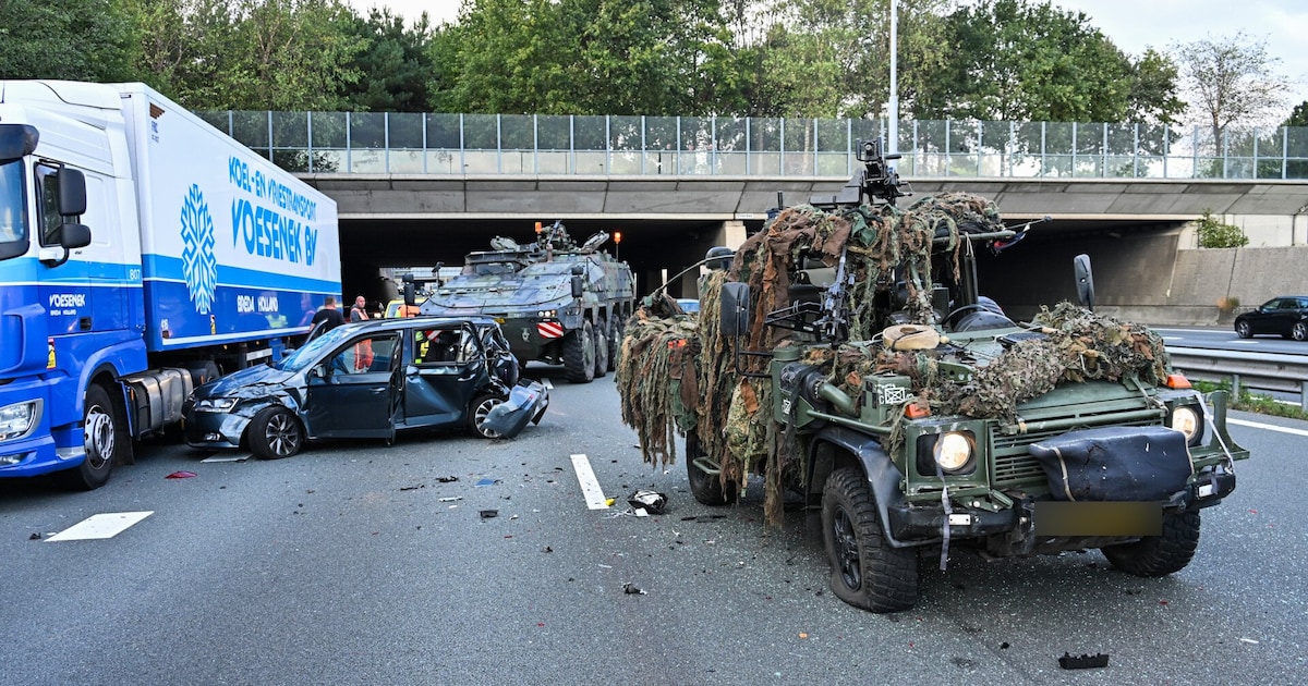 A16 richting België weer vrij na ravage: legervoertuig, vrachtwagen en ...