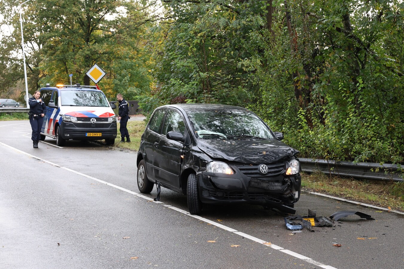 Auto’s botsen frontaal op weg in Best, zware schade aan beide voertuigen | Foto | bndestem.nl