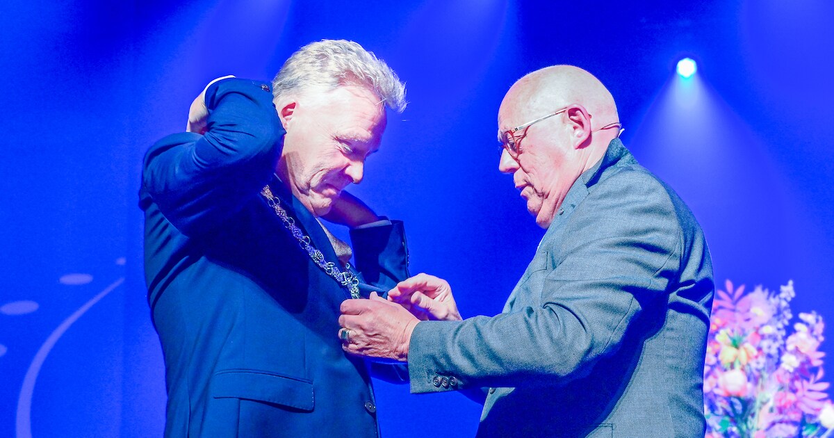 Die ambtsketen is ‘toch weer even wennen’, maar Mark Buijs is officieel burgemeester van ...