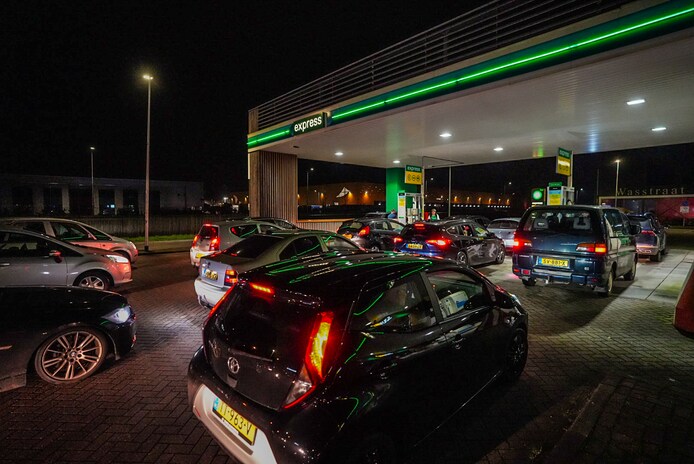 Storing bij tankstation maakt prijzen ongekend laag, chaos en files ...