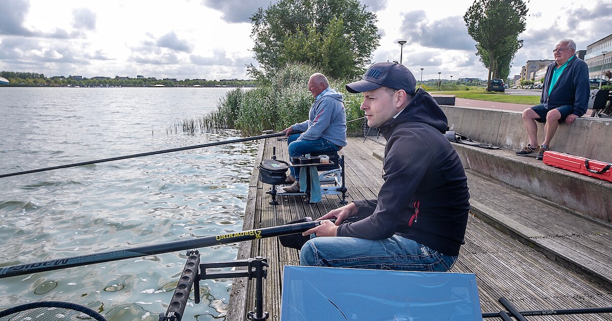 Vastzittende vislijnen en stroppende surfplanken: waterplanten zitten ...